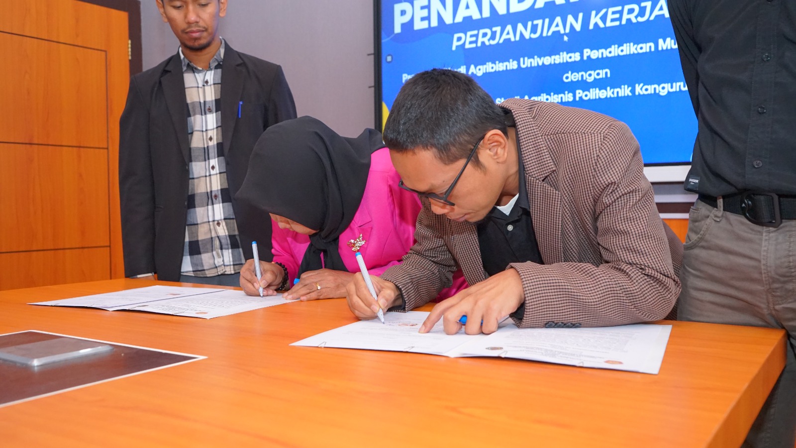 FAKULTAS EKONOMI BISNIS DAN HUMANIORA (FEBIRA) DAN POLITEKNIK LENGGURU ...